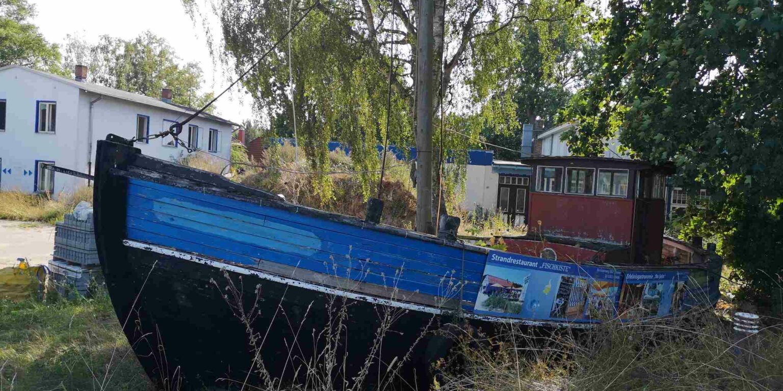 Schiffswrack am Hafen am Ortseingang in Prerow auf der Halbinsel ...